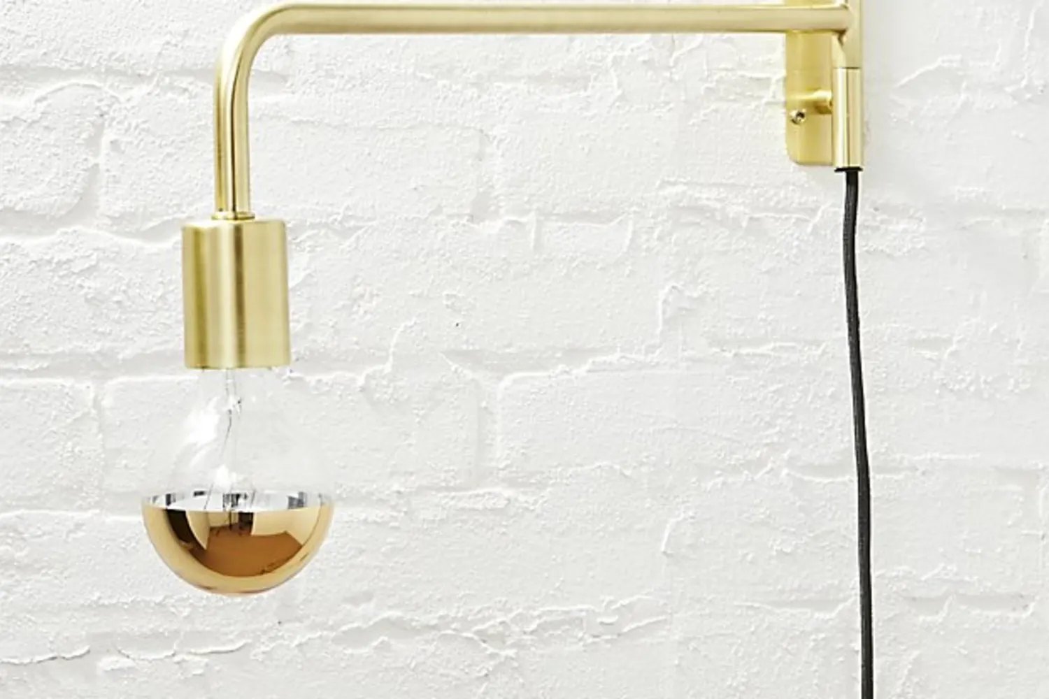 Pros & Cons of Swing Arm Wall Lamps & Adjustable Wall Sconces